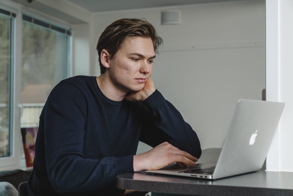 Studere utenom biblioteket på skolen - SiMolde